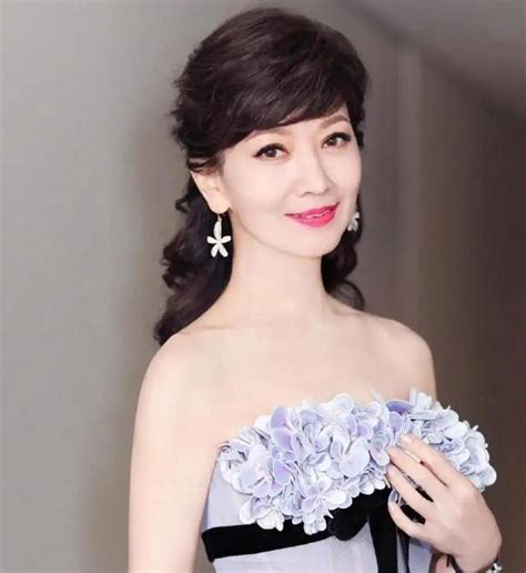 69歲趙雅芝曬舞劍照，網友怒贊是「中國版赫本」，評論區「亮」了 每日頭條