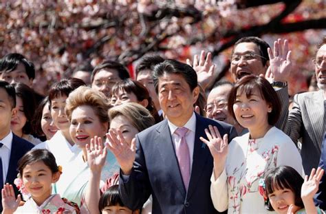 ﻿醜聞纏身 安倍支持率跌破50