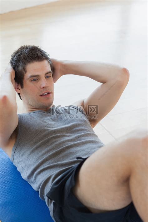 在健身房做仰卧起坐的男人高清摄影大图 千库网