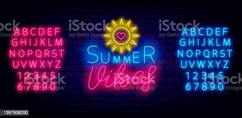 여름에는 태양과 함께 네온 간판이 느껴집니다 시즌 이벤트 배지 휴일 인사말 카드 벡터 일러스트 레이 션 개념에 대한 스톡 벡터 아트 및 기타 이미지 Istock