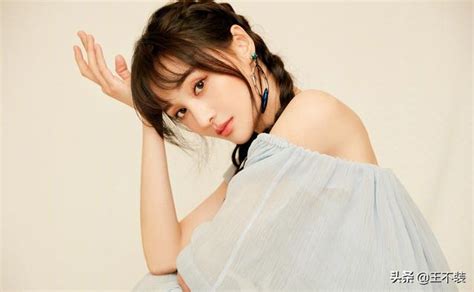 鄭爽參加時尚活動，大冷天穿著春夏款裙裝，背影讓人心疼 每日頭條