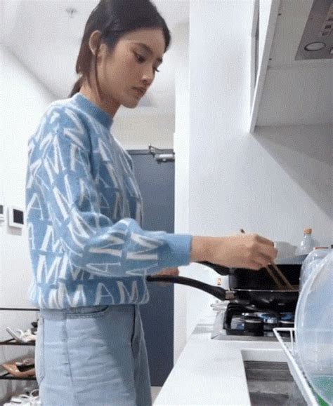 Hoa hậu Ý Nhi hé lộ cuộc sống sau 2 tháng sang Úc Phải đi làm thêm