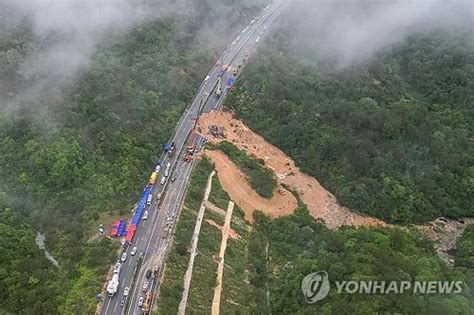 中 시진핑 재해라지만 저가 부실 공사 논란고속도로 붕괴 78명 사상