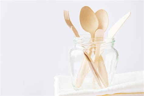 접힌 면 식품 가방 자루에 유리 항아리에 나무 칼 숟가락 포크 나이프 제로 폐기물 플라스틱 무료 재사용 생분해성 환경 친화적 인 재료 개념 복사 공간이 있는 미니멀리스트