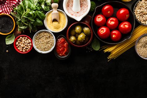 음식 배경 요리에 대 한 다양 한 맛 신선한 재료와 식품 개념 이탈리아 음식 재료입니다 볼에서 위의 복사 공간 개념과 주제에