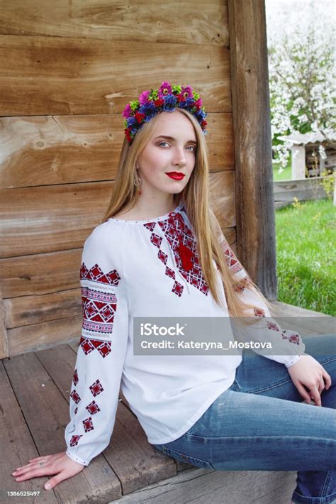 젊은 아름다운 금발여자 와 긴 머리 에 우크라이나어 블라우스 와 키예프 우크라이나야외 민족 마을에서 화환 18 19세에 대한 스톡 사진 및 기타 이미지 Istock