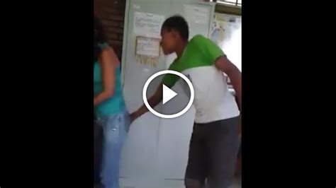 Aluno Passa A Mao Na Partes Intimas Da Professora Em Sala De Estudos