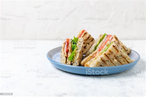 햄 치즈 토마토 양상추 양파를 접시에 샌드위치 통곡물 빵을 곁들인 클래식 클럽 샌드위치 0명에 대한 스톡 사진 및 기타 이미지