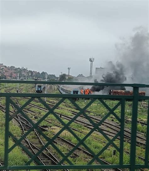 Incendiu Langa Gara Din Oradea Au Ars Doua Vagoane De Tren Fotovideo