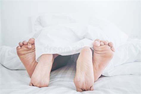 Romantische Liefde Voor Jong Koppel In De Slaapkamer Stock Afbeelding Image Of Huis Minnaars