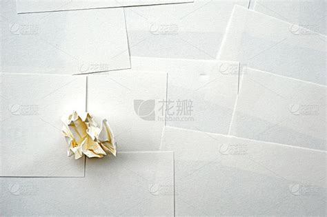 在纸上揉成一团