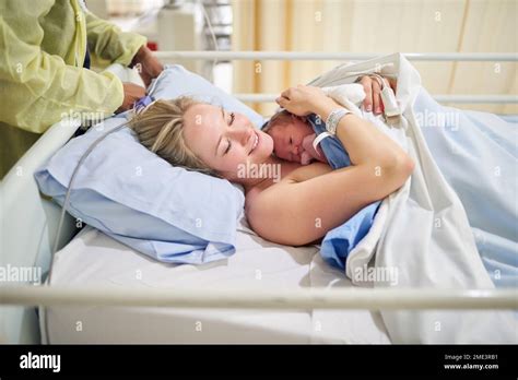 La Plus Grande Joie Sur Terre Une Belle Jeune Mère Couchée Au Lit Avec