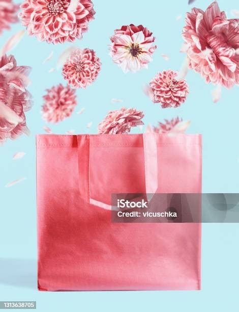 파스텔 블루 월 배경에 날아다니는 꽃이 있는 분홍색 쇼핑백 브랜딩 모의 공간을 복사합니다 여름에 대한 스톡 사진 및 기타 이미지 Istock