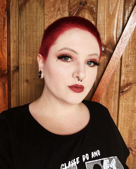 Cabelo vermelho cereja inspirações e dicas sobre a cor