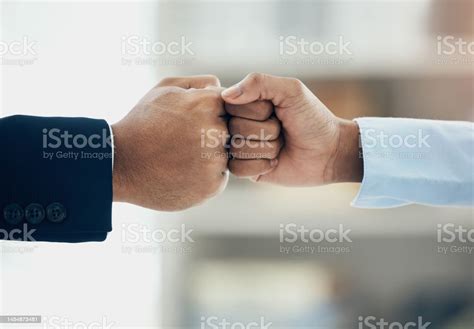 파트너십 팀워크 및 도시 배경에 대한 신뢰 목표 및 사명을 지원하는 사업가들의 주먹 충돌 비즈니스 남자 및 손 주먹 성공을 위한