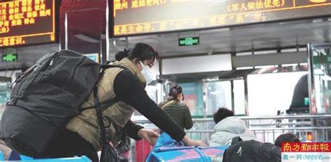 大包小包，回家过年 沉甸甸的行囊装着牵挂与念想 南方都市报·奥一网