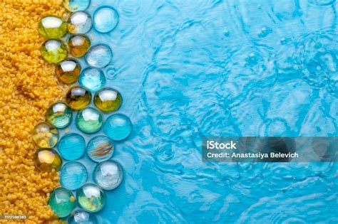 青い透明な水の背景に透明な石と粗い砂夏のコンセプトビーチの模倣 しずくのストックフォトや画像を多数ご用意 しずく まぶしい