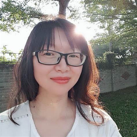 Amber Chen 早上一進去菜市場就被一個阿伯的「紅葉地瓜葉」吸引住目光，平時買地瓜葉都只能看到綠色的，紅葉的 Facebook