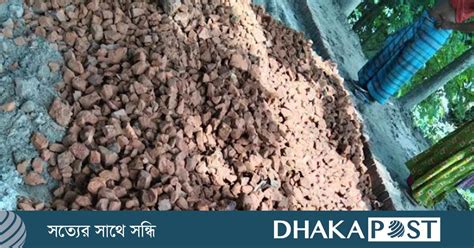 কোটি টাকার রাস্তায় নিম্নমানের সামগ্রী কাজ বন্ধ করল এলাকাবাসী