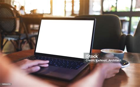 Seorang Wanita Menyentuh Touchpad Komputer Laptop Dengan Layar Desktop