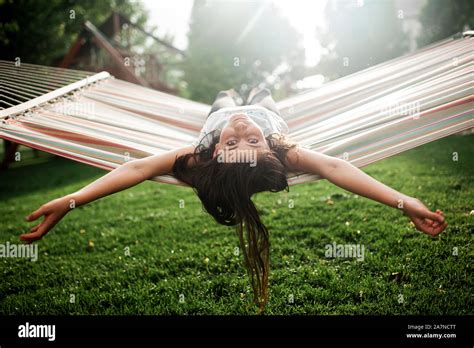 Chica En El Patio Trasero Fotos E Imágenes De Stock Alamy