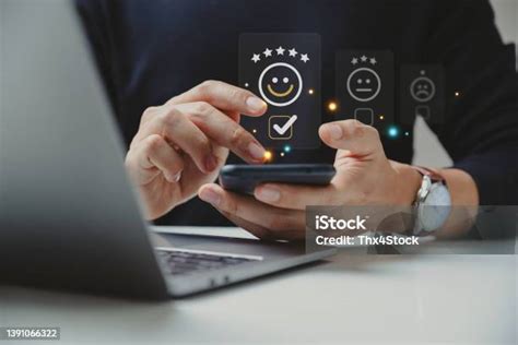 스마트 폰 체크 마크 아이콘 얼굴 이모티콘 미소를 사용하는 청년 Brand Name Smart Phone에 대한 스톡 사진 및