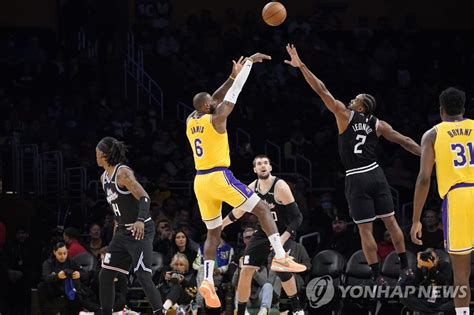 La 더비전서 슛하는 레이커스 르브론 제임스 연합뉴스