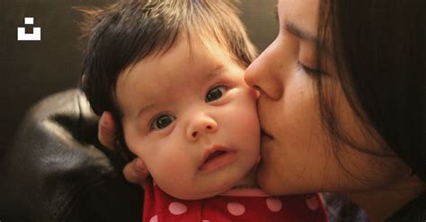 Une Femme Embrassant Un Bébé Sur La Joue Photo Photo Maman Gratuite