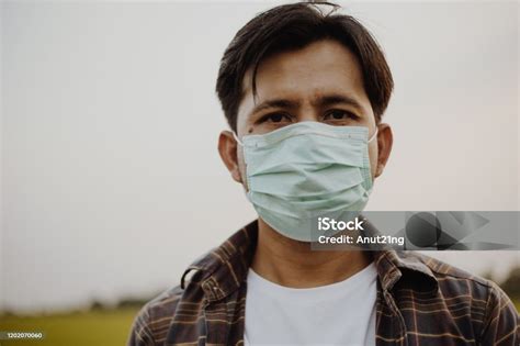年輕的亞洲男子戴防護面具以防止細菌和空氣污染保健概念 照片檔及更多 亞洲和印度人 照片 亞洲和印度人 人 人的臉部 Istock
