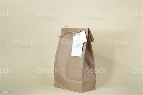 중성 색조의 공예 용지로 만든 선물 가방 공간을 복사합니다 모의 배달 또는 온라인 쇼핑 개념 0명에 대한 스톡 사진 및 기타