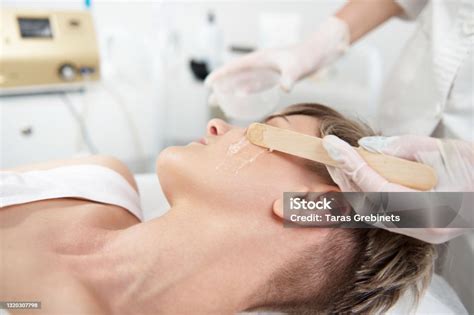 닥터 미용사 여성 얼굴에 마취제젤을 바르는 의사 미용사 장착 된 Spa 클리닉에서 레이저 제모 시술을 준비하기 위한 것 2명에 대한 스톡 사진 및 기타 이미지 Istock