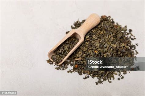 회색 질감 배경에 나무 숟가락에 녹색 향기로운 차의 잎 위에서 본 모습 텍스트를위한 장소 0명에 대한 스톡 사진 및 기타 이미지 Istock