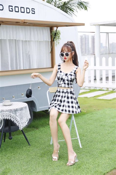 新款夏季性感露脐吊带上衣背心 百褶短裙时尚套装格子两件套女装 三坑日记