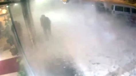 Bitlis te bir kişi kar kütlesinin altında kalmaktan son anda kurtuldu