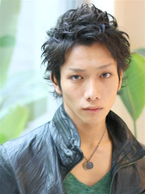 ワイルドで躍動感のある黒髪ショートウルフ メンズヘアスタイル All About