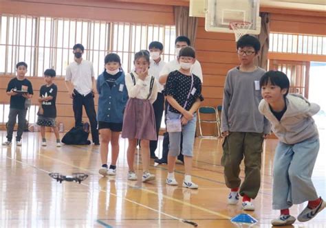長崎鶴洋高生 ドローンを使い小学校で授業 操作に児童ら歓声水中観察の体験も 長崎新聞 2023 10 21 11 00 公開