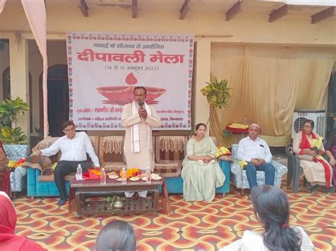 हस्त निर्मित वस्तुओं का लगा सेल लोगों ने की सराहना कहा महिलाओं को