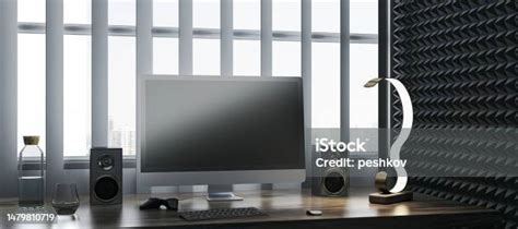 빈 모의 컴퓨터 화면 시끄러운 스피커 및 기타 항목이 있는 깨끗한 가벼운 나무 디자이너 작업장 배경에 도시 전망이 있는 창틀 3d 렌더링 0명에 대한 스톡 사진 및 기타