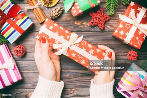 축제 나무 배경에 그녀의 손에 선물 상자를 들고 여자의 최고 보기 전나무 나무와 크리스마스 장식 새해 시간 컨셉 Diy에 대한 스톡 사진 및 기타 이미지 Istock