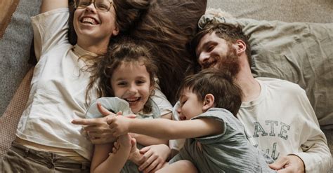 有关一起 休閒 兄弟 兄弟姐妹的爱 兒童 內部 國內 孩子 室內 家 家人 家人在一起的时间 家庭生活 幸福 微笑 快樂 情感 愉快 愛 愛心 愛玩的