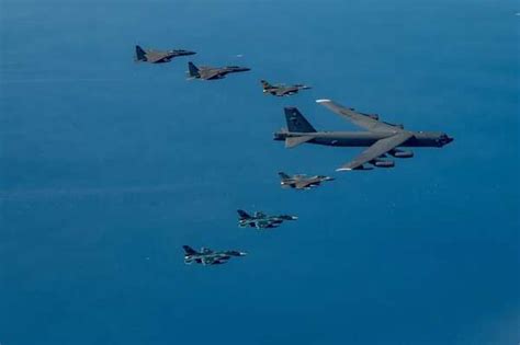 Corea Del Sur Japón Y Eeuu Hacen Maniobras Con Bombardero Para