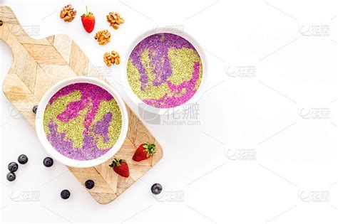 加奇亚籽和草莓的冰沙碗，俯视图