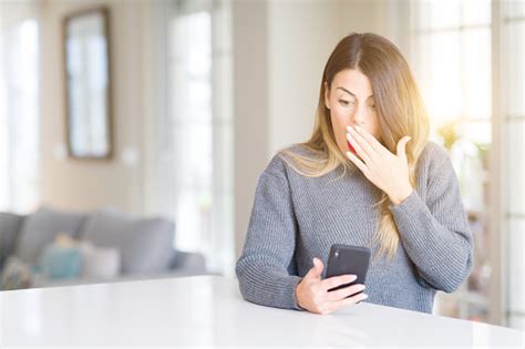 침묵 비밀 개념에에서 무서 워 하는 실수 두려움의 표현에 대 한 수치와 스마트폰은 집에서 손으로 커버 입 충격을 사용 하 여