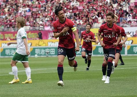 ＜鹿島・東京v＞後半、ヘディングシュートを決め喜ぶ鹿島・植田（中央）（撮影・沢田 明徳） ― スポニチ Sponichi Annex サッカー