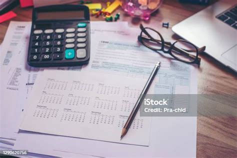 계획 예산 및 세금 개념캘린더 2021 및 미국 법률에 따라 소득이있는 개인 소득세 양식 이것은 납부해야 하는 계절과 세금 납부 마감일입니다 0명에 대한 스톡 사진 및 기타