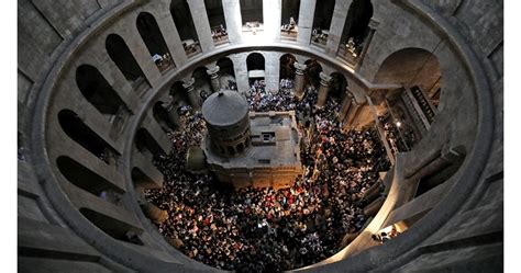 Ток от молитвата пали Благодатния огън