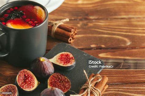 오래된 나무 테이블에 반짝이는 와인과 재료가있는 소박한 구성 0명에 대한 스톡 사진 및 기타 이미지 0명 가문비나무 겨울 Istock