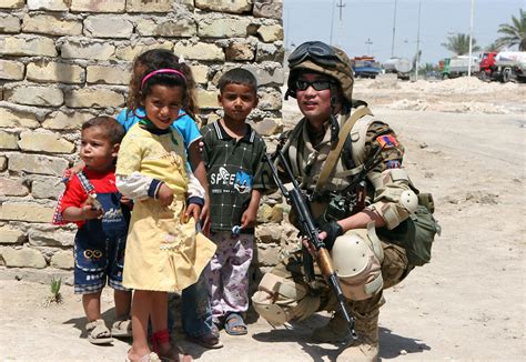 Maf 100 Монгол офицер Ирак хүүхдүүдийн хамт Иракийн эрх