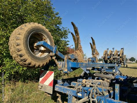 Schmutziger Reifen an einem modernen landwirtschaftlichen Gerät für Feldarbeit und Ackerbau auf