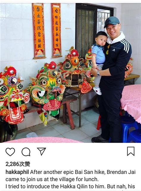 胡杏儿老公抱娃出镜 奕霆的小肚腩太可爱了爸爸